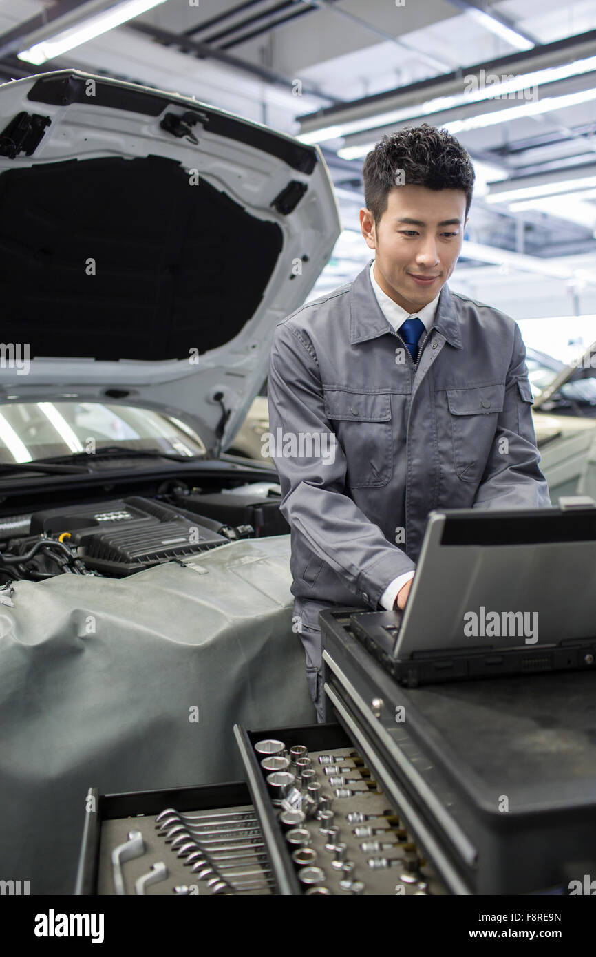 Laptop repair vertical hi-res stock photography and images - Alamy