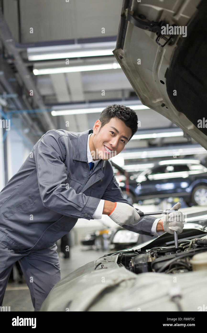Indian mechanic hi-res stock photography and images - Alamy