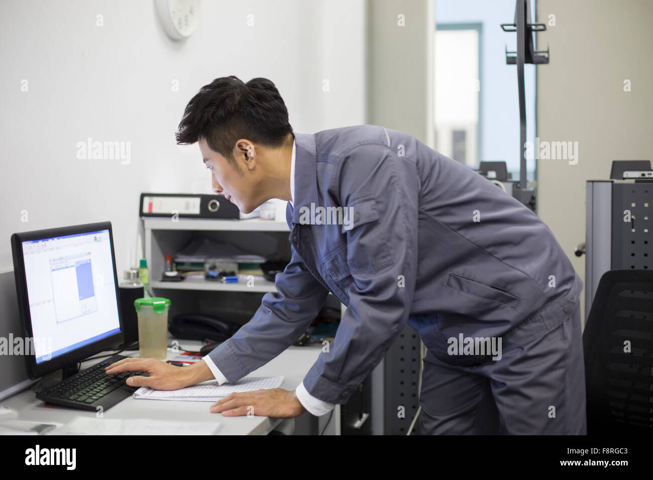 Auto mechanic working with computer Stock Photo - Alamy