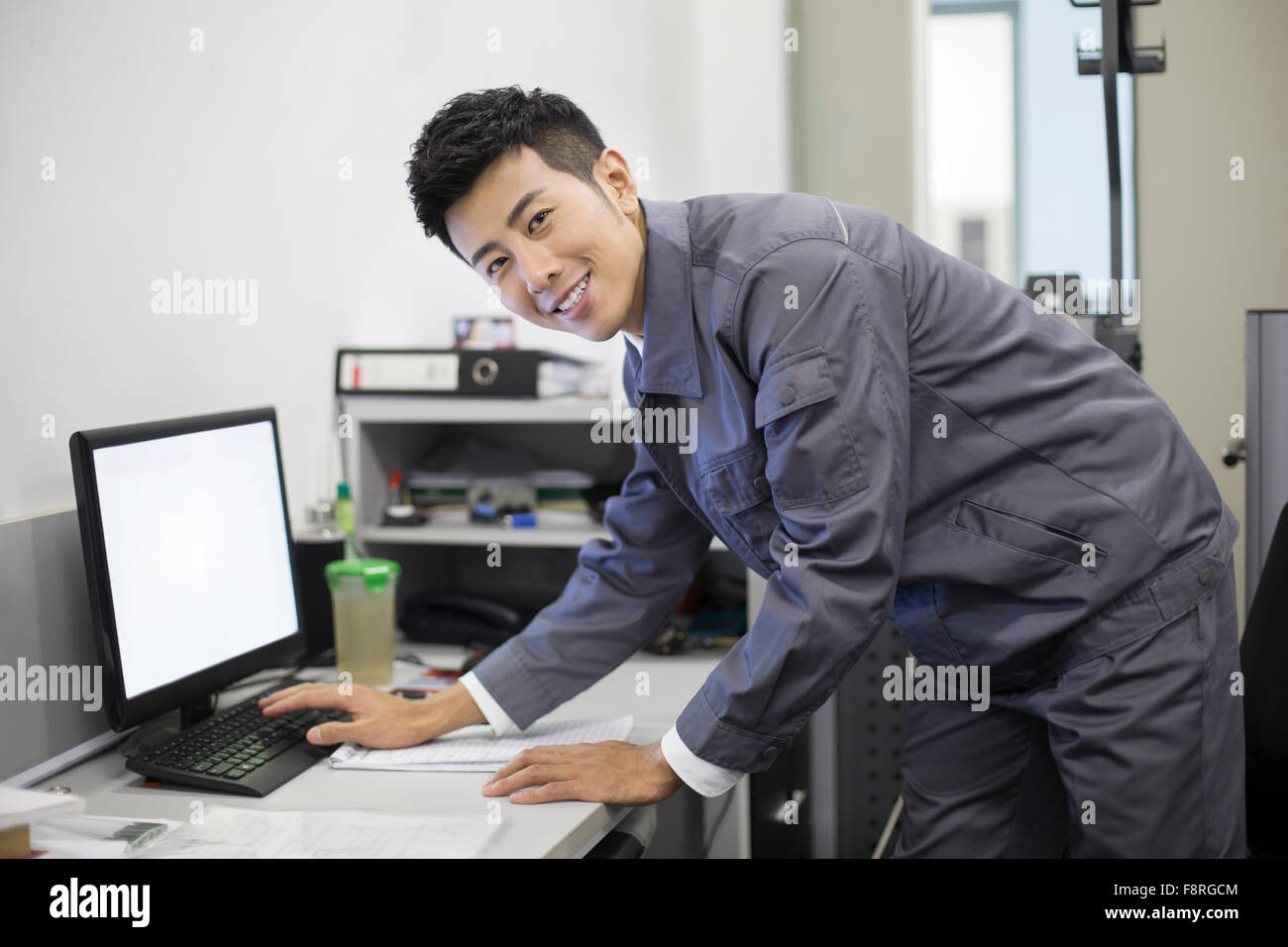 Auto mechanic working with computer Stock Photo - Alamy