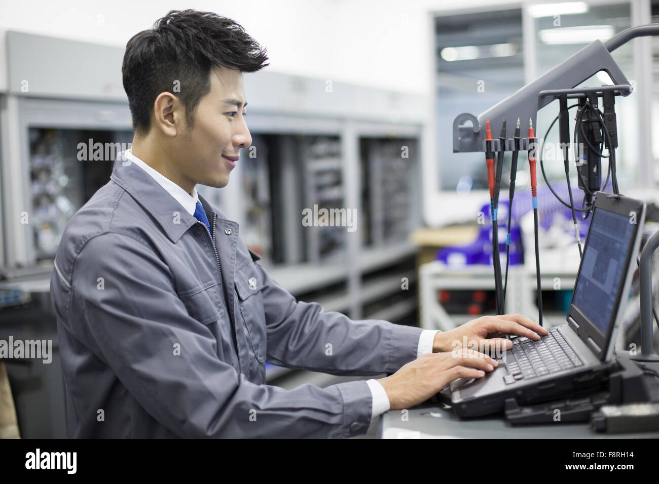 Auto mechanic working with computer Stock Photo - Alamy