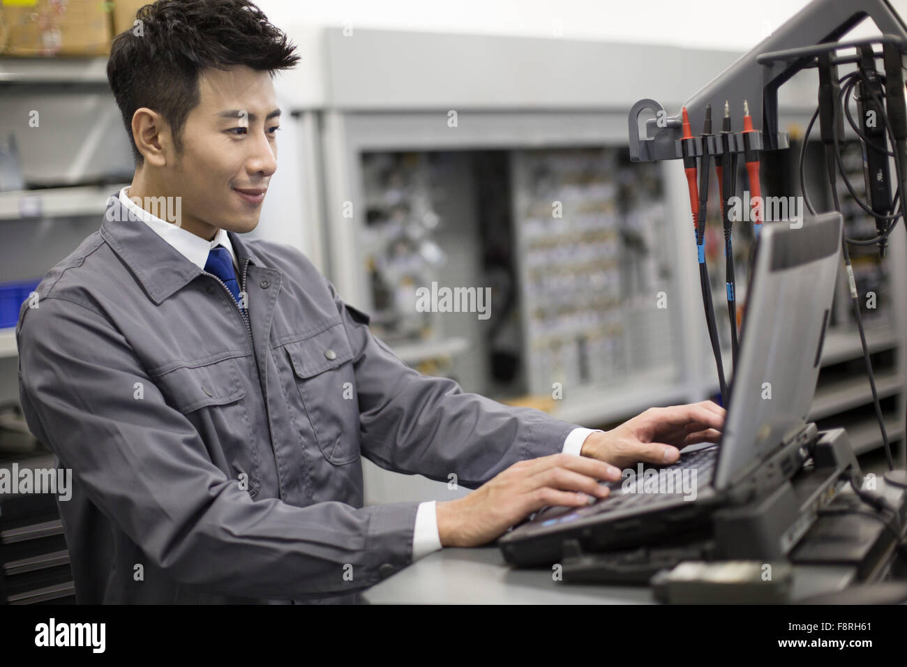 Auto mechanic working with computer Stock Photo - Alamy