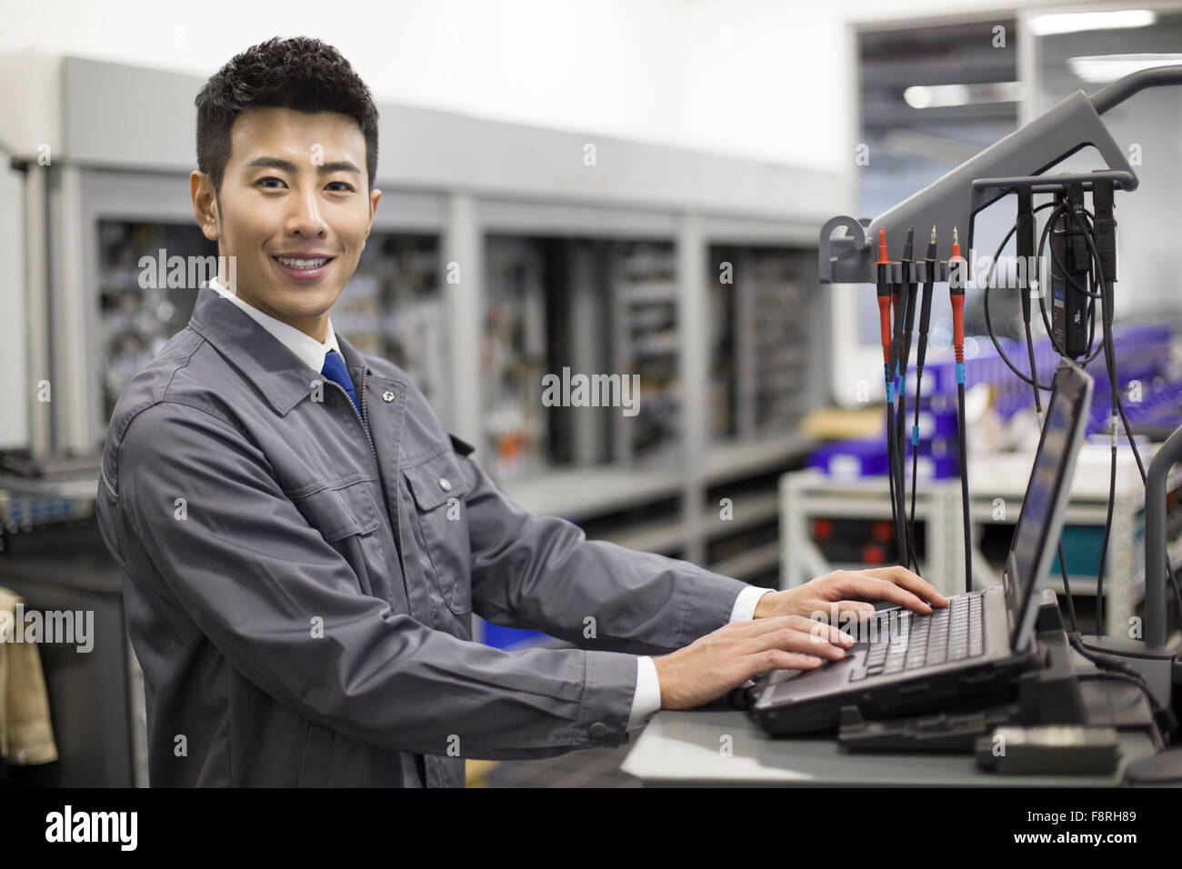 Auto mechanic working with computer Stock Photo - Alamy