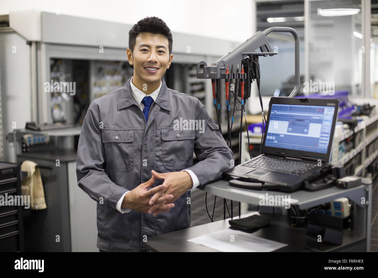 Auto mechanic working with computer Stock Photo - Alamy