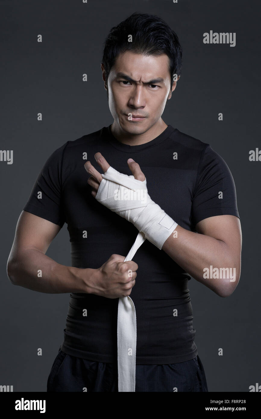 Boxer wrapping hands Stock Photo - Alamy