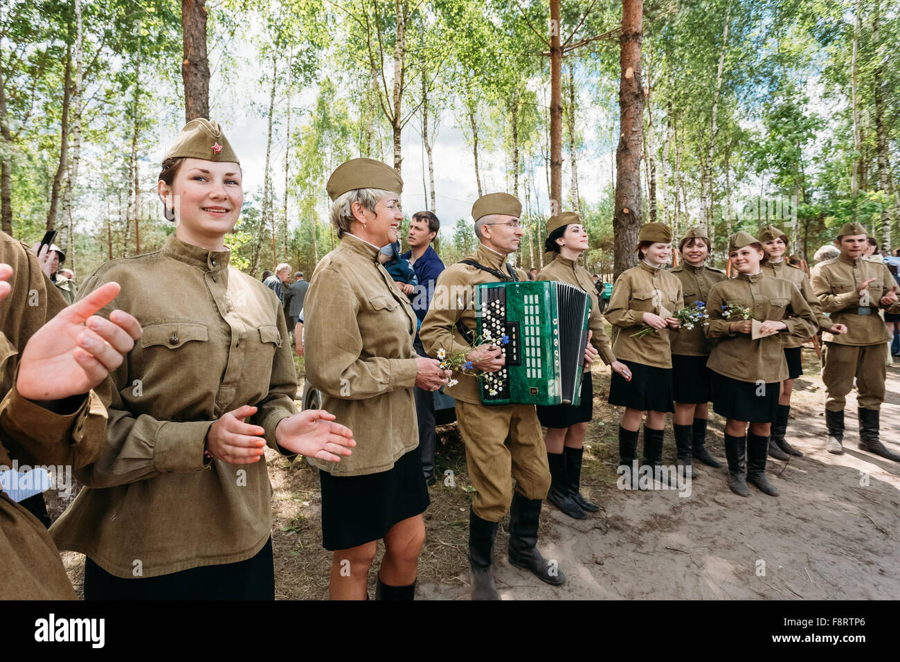 War dance costume hi-res stock photography and images - Alamy