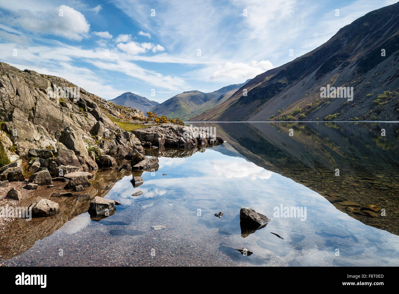 Stunning landscape of Wast Water and Lake District Peaks on Summer day ...