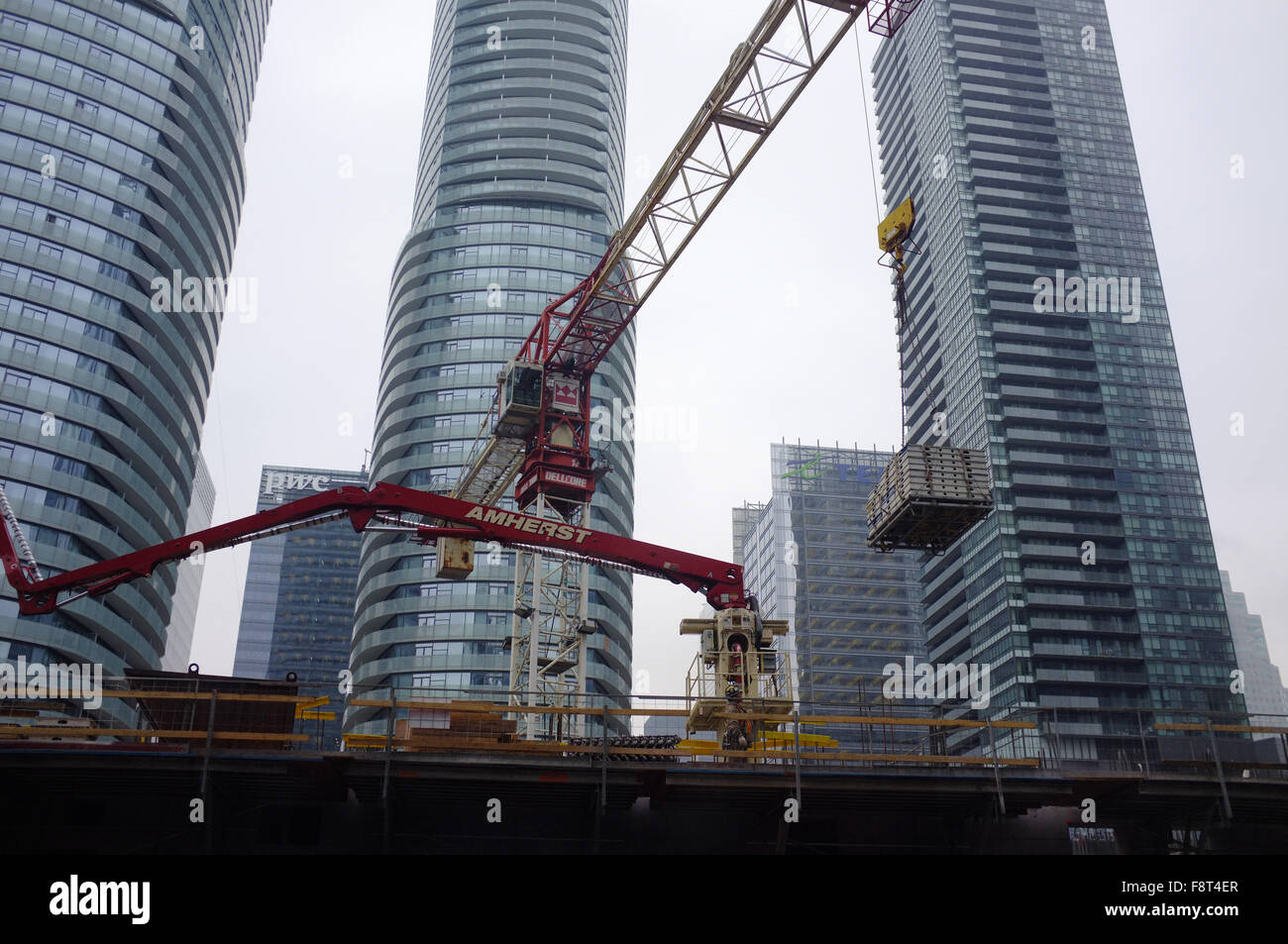 Toronto construction crane hi-res stock photography and images - Alamy