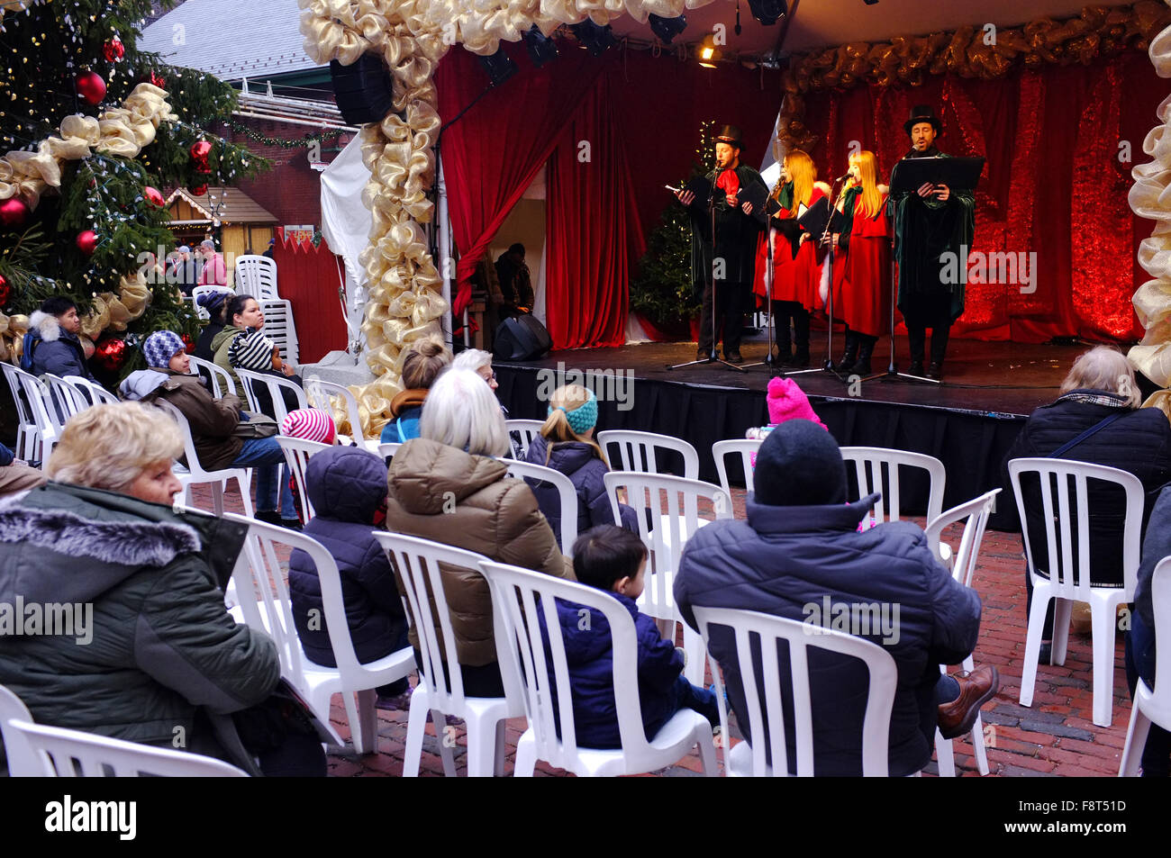 Christmas carol singers hi-res stock photography and images - Alamy