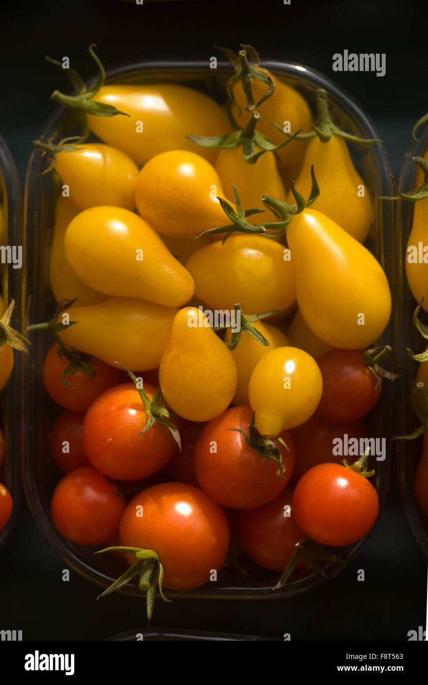 Yellow red tomatoes hi-res stock photography and images - Alamy