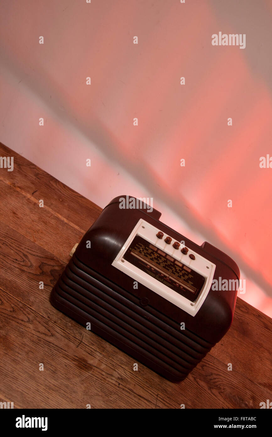 The warm glow of a vintage Bush DAC10 valve radio Stock Photo - Alamy