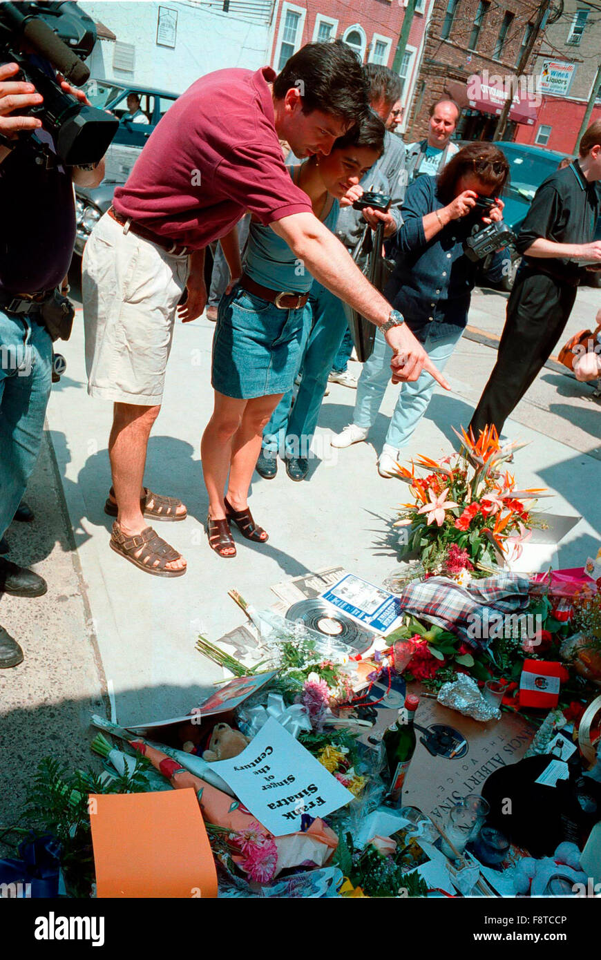 Visitors pay their respects to Frank Sinatra who passed a way on May 14 ...