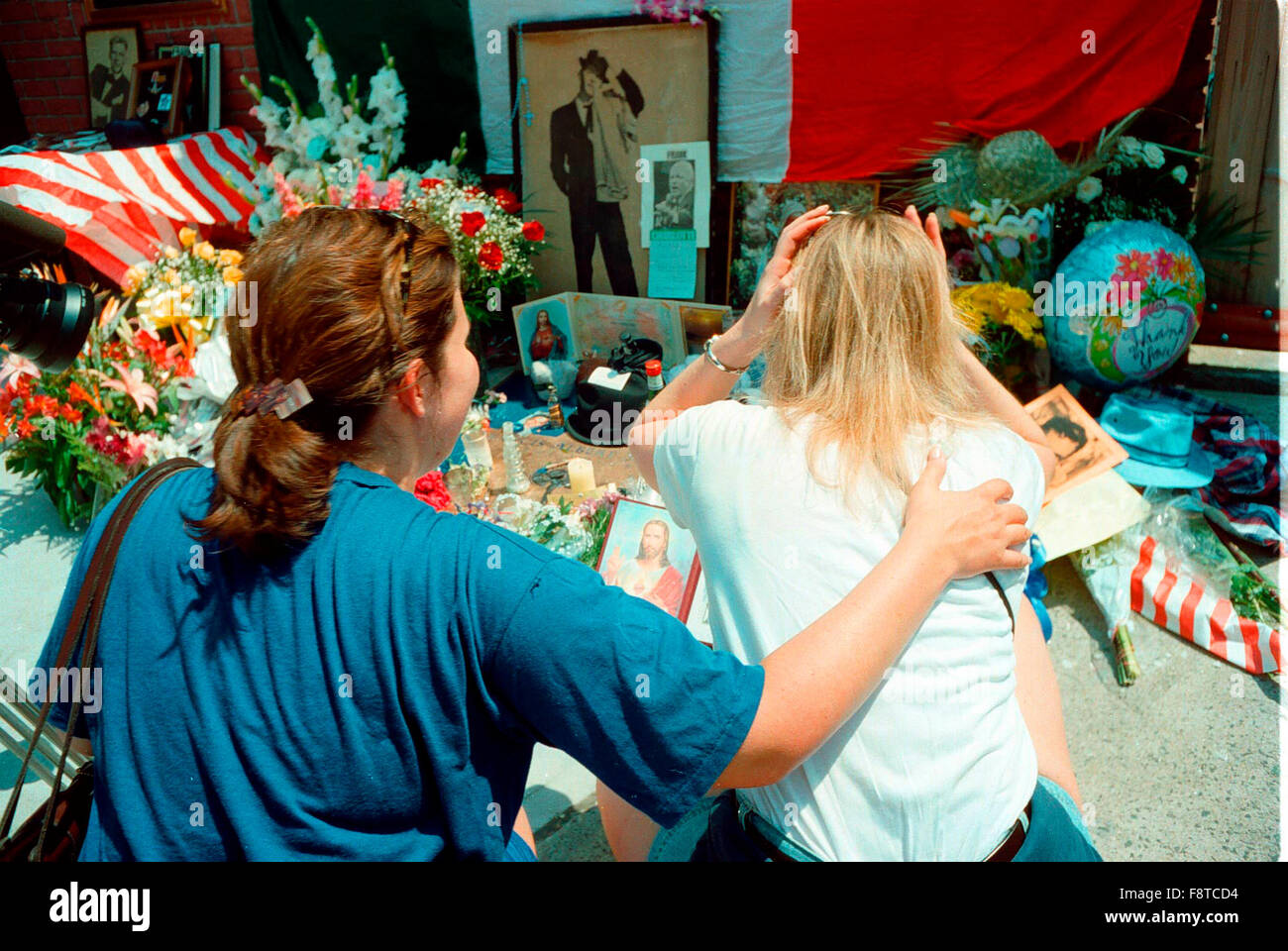 Visitors pay their respects to Frank Sinatra who passed a way on May 14 ...