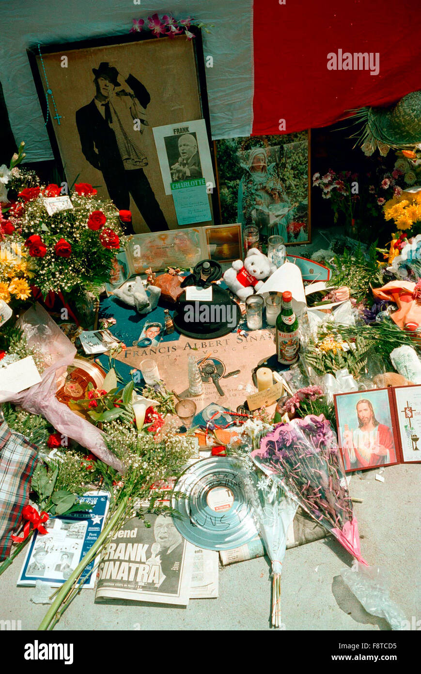 Visitors pay their respects to Frank Sinatra who passed a way on May 14 ...