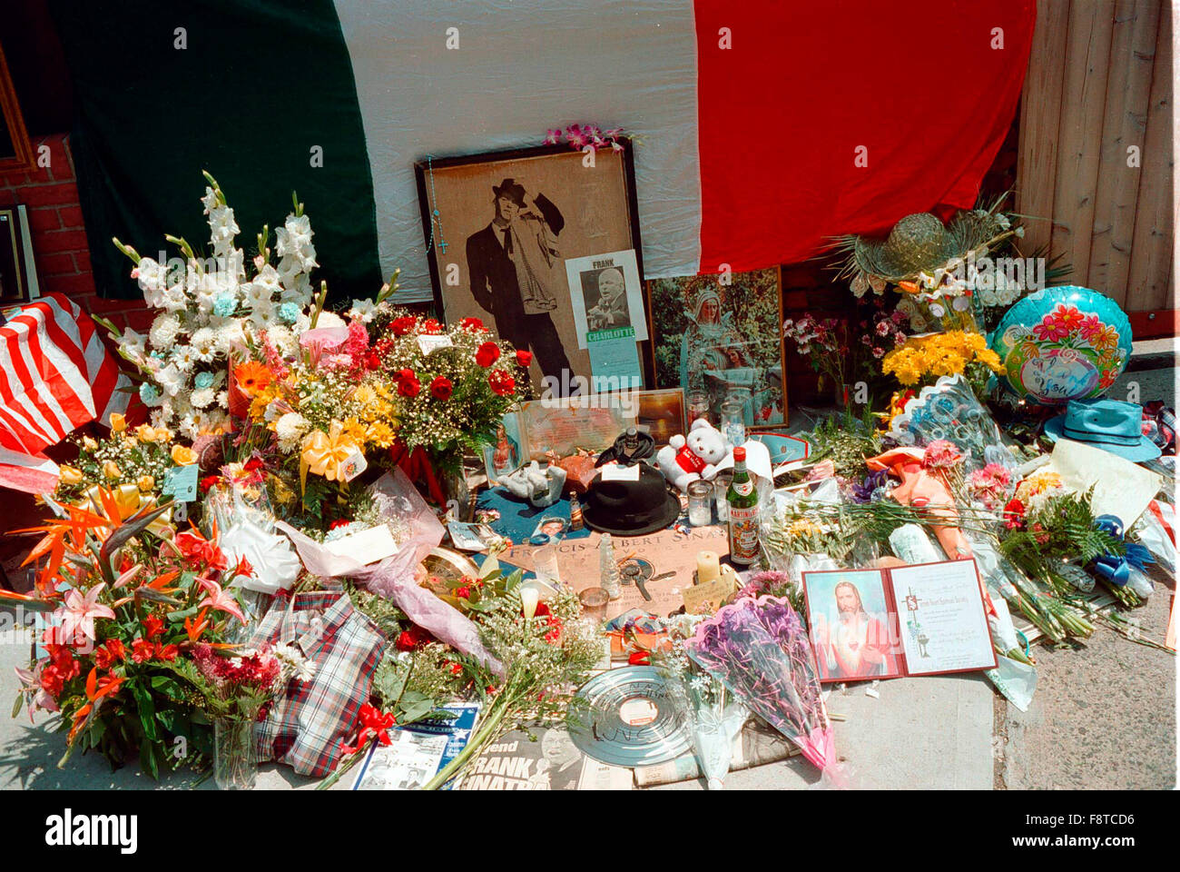 Visitors pay their respects to Frank Sinatra who passed a way on May 14 ...