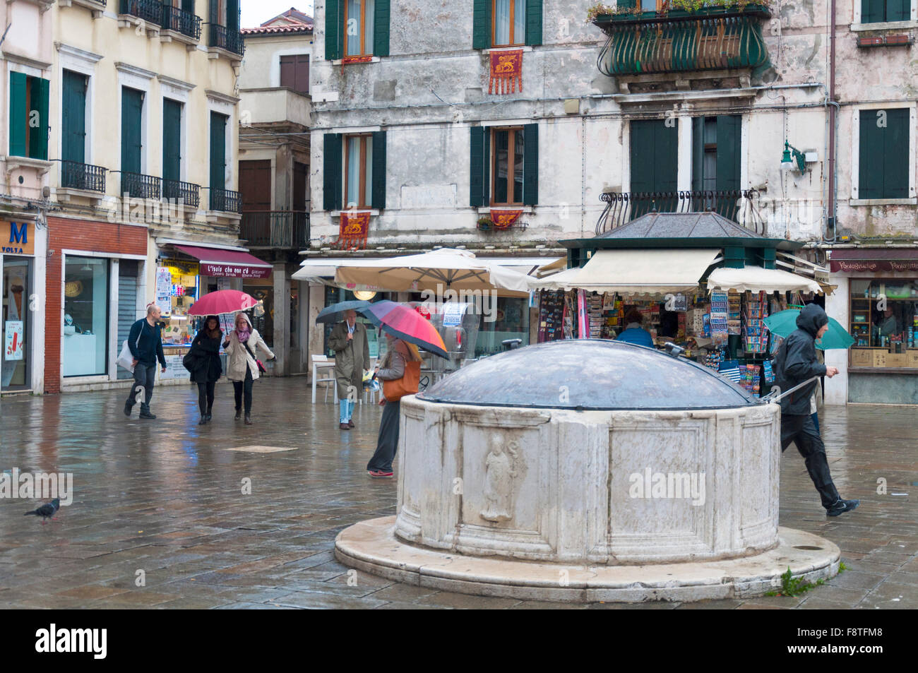 Campo San Barnaba, Venice, Italy. A well on a rainy day Stock Photo - Alamy