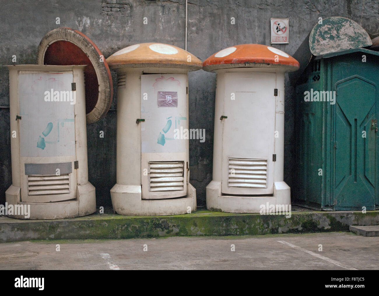 Chinese toilet hi-res stock photography and images - Alamy