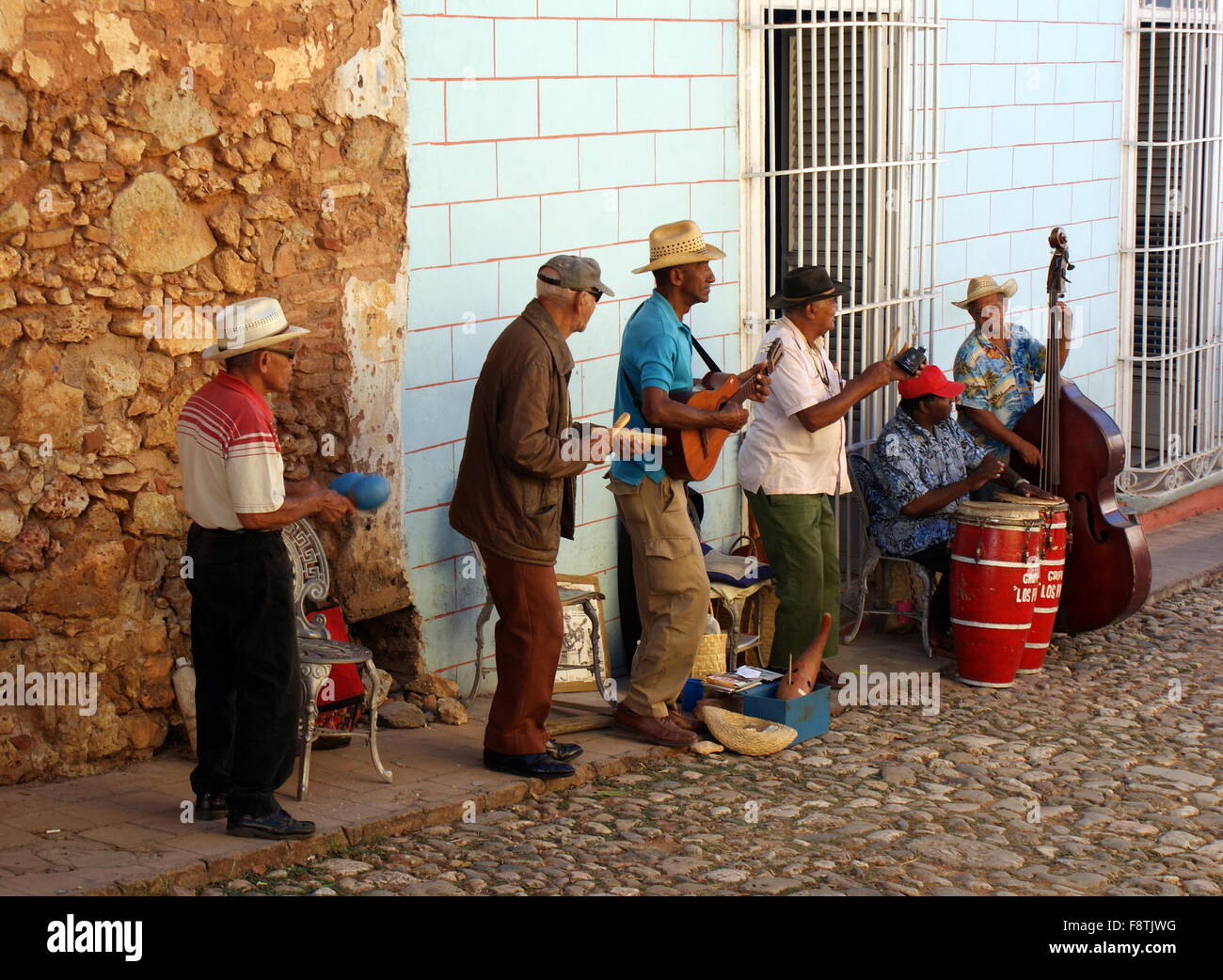 Cuban street performers hi-res stock photography and images - Alamy