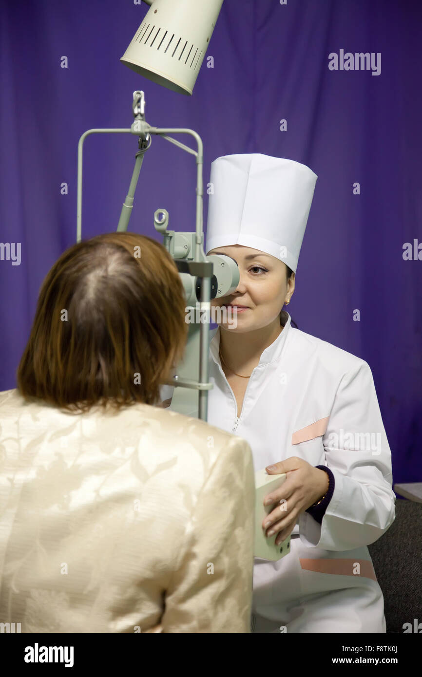 ophthalmologist and patient testing eyesight in clinic Stock Photo - Alamy