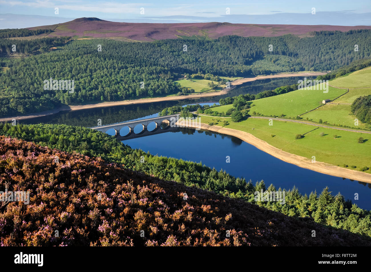 View of Ladybower reservoir and Ashopton viaduct on a glorious sunny ...