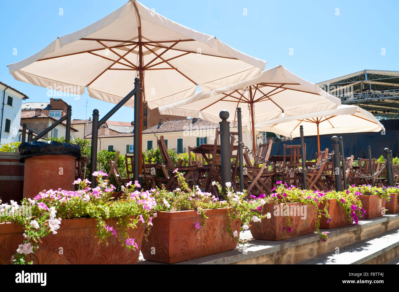 External pub furniture Stock Photo - Alamy
