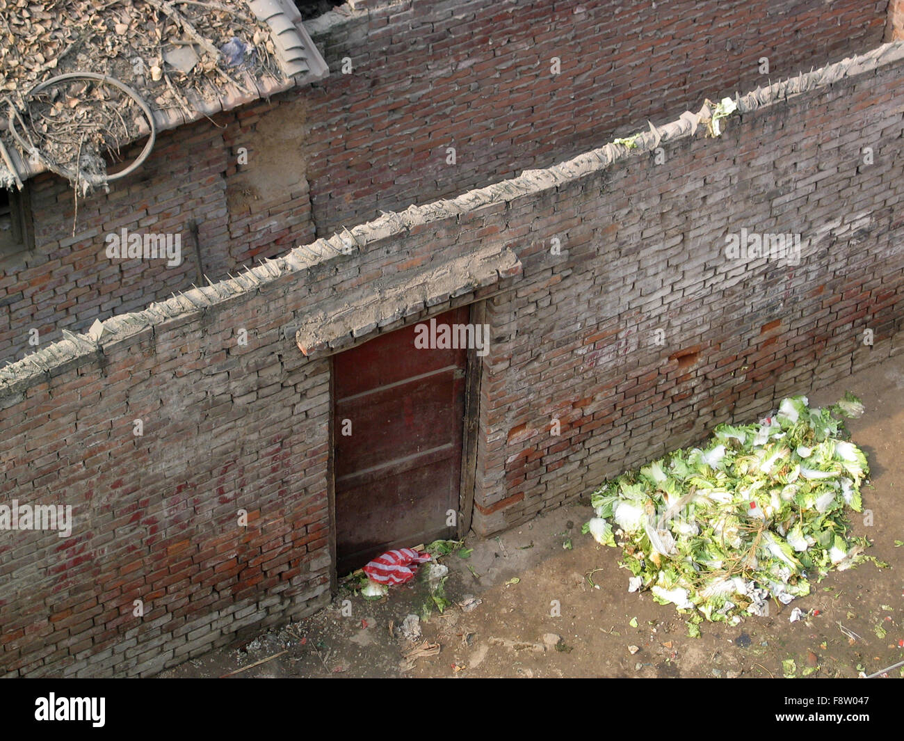 Rubbish in back street Stock Photo - Alamy