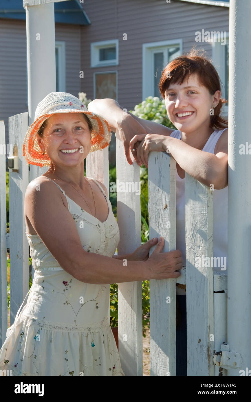 Women home front hi-res stock photography and images - Alamy