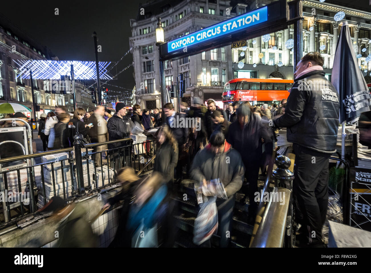 Rush hour london train hi-res stock photography and images - Alamy