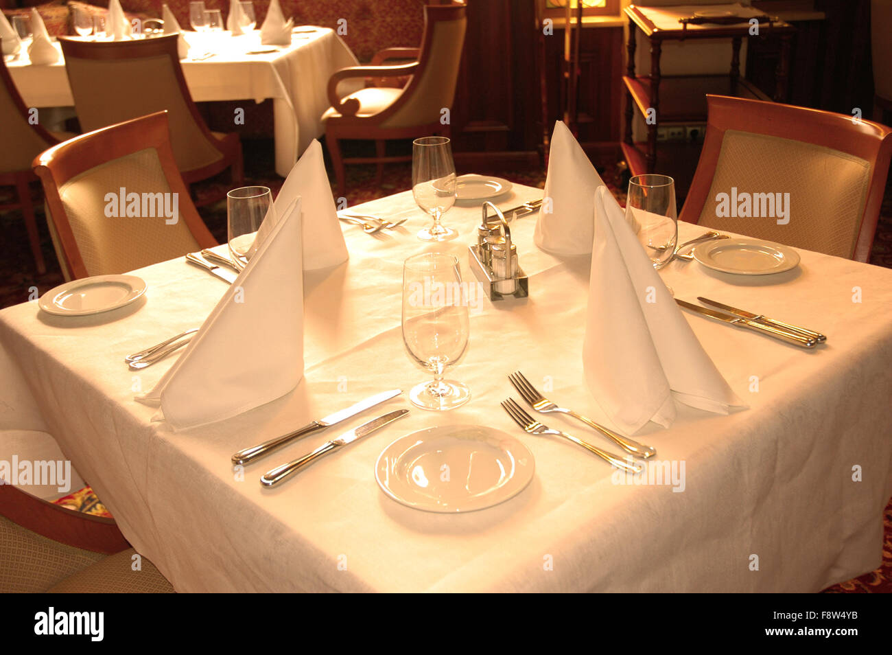 Table in the restaurant ready for customers Stock Photo - Alamy