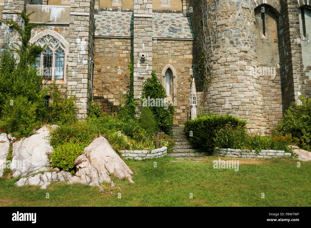 Castle wall window hi-res stock photography and images - Alamy
