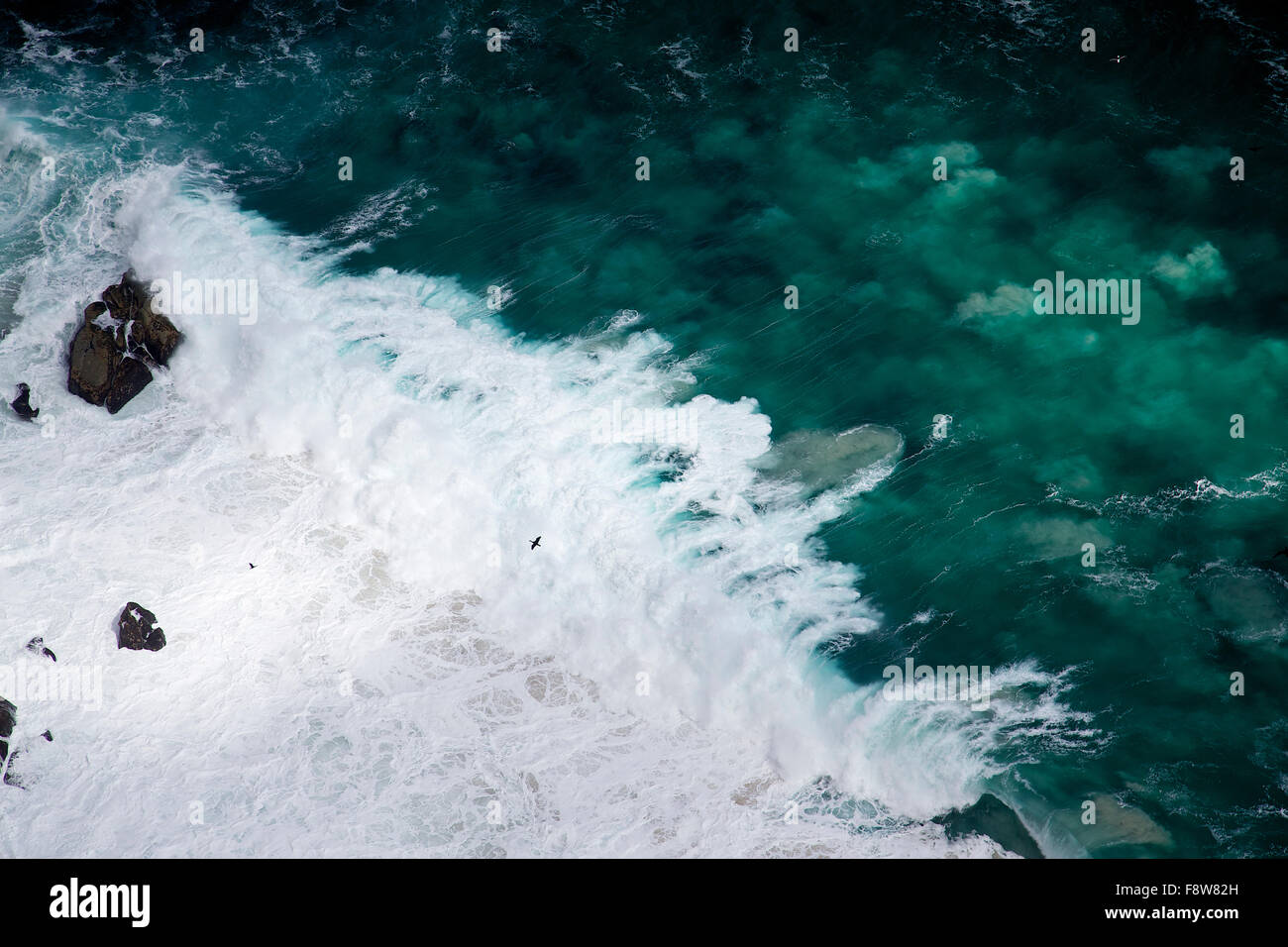 Ocean waves hitting rocks hi-res stock photography and images - Alamy