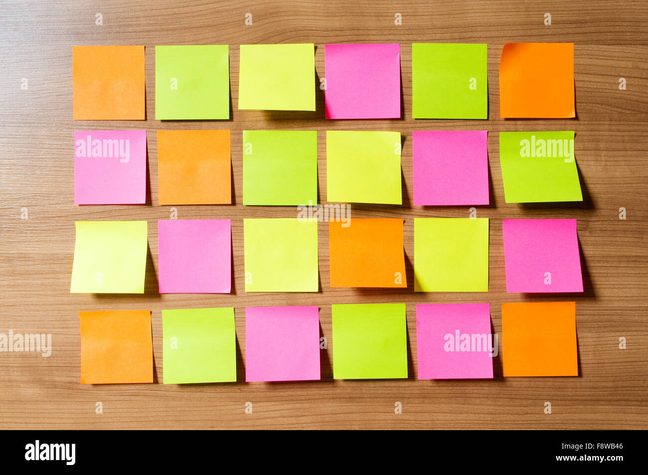 Many reminder notes on the wooden background Stock Photo - Alamy