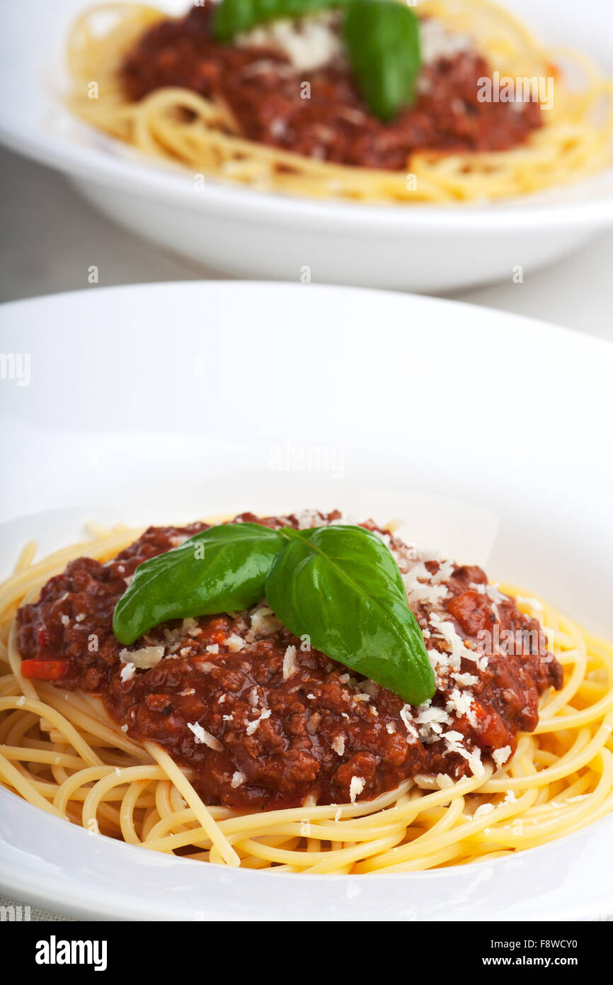 Teller mit spaghetti bolognese und basilikumblatt hi-res stock ...