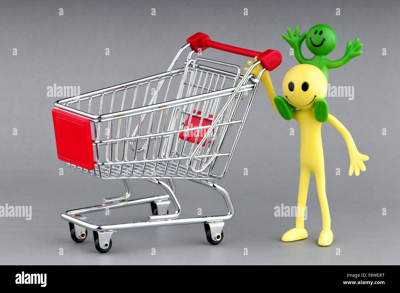 Happy family with shopping cart Stock Photo - Alamy