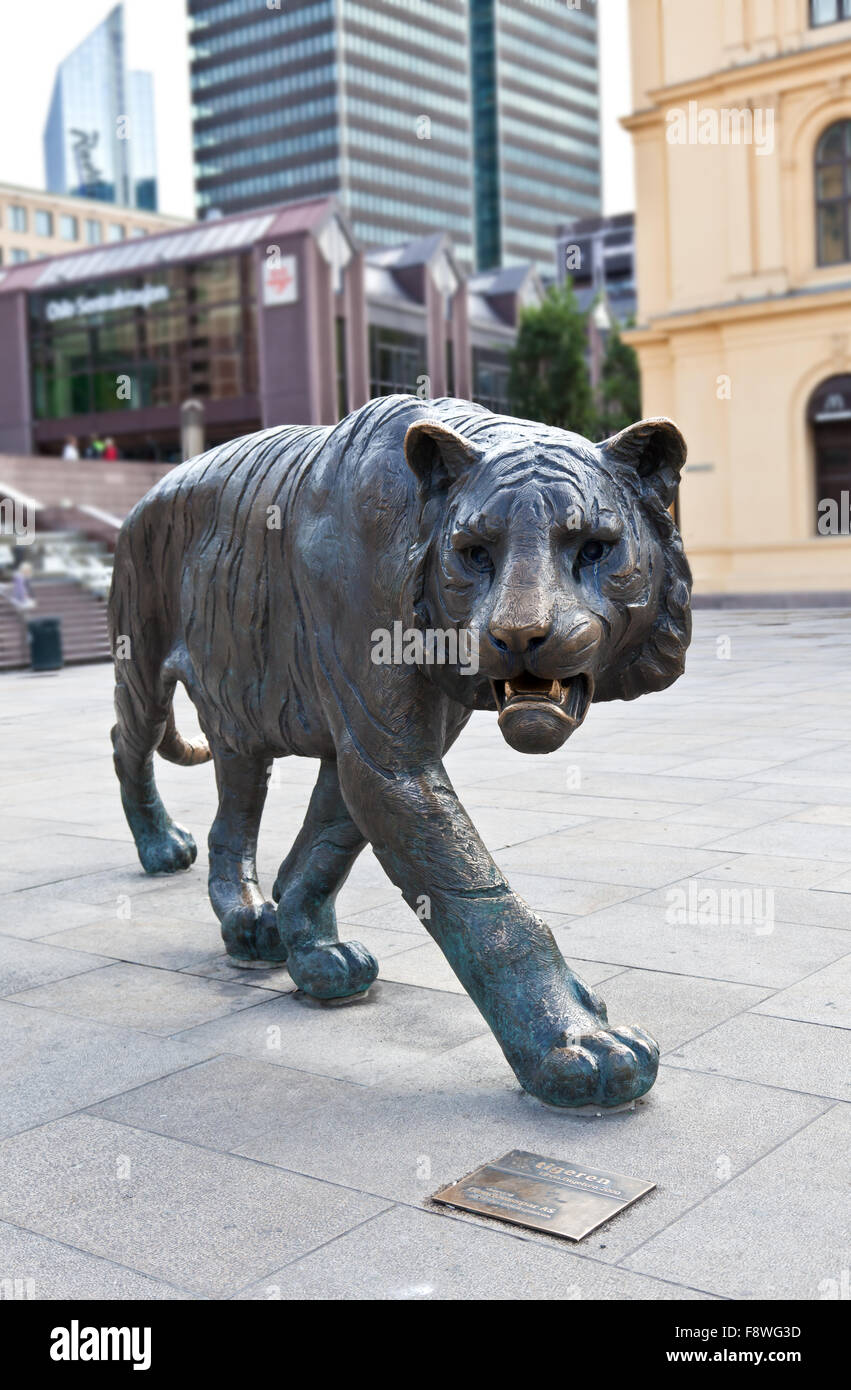 Tain sculpture hi-res stock photography and images - Alamy