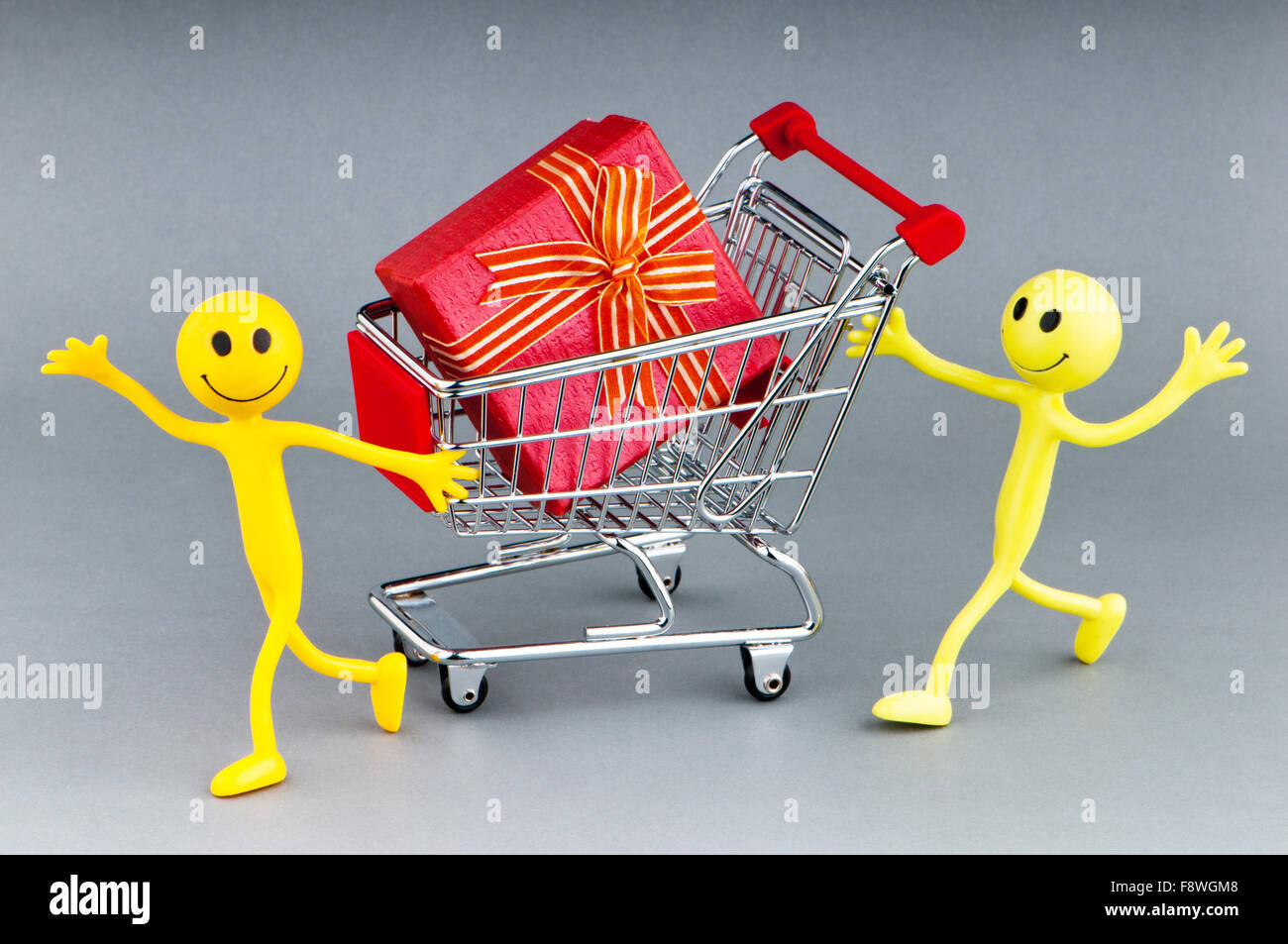 Smileys with gift box in the shopping cart Stock Photo - Alamy