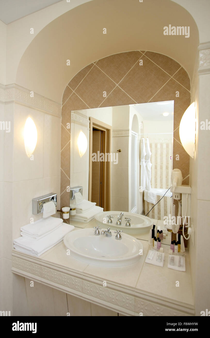 White and blue bathroom hi-res stock photography and images - Alamy