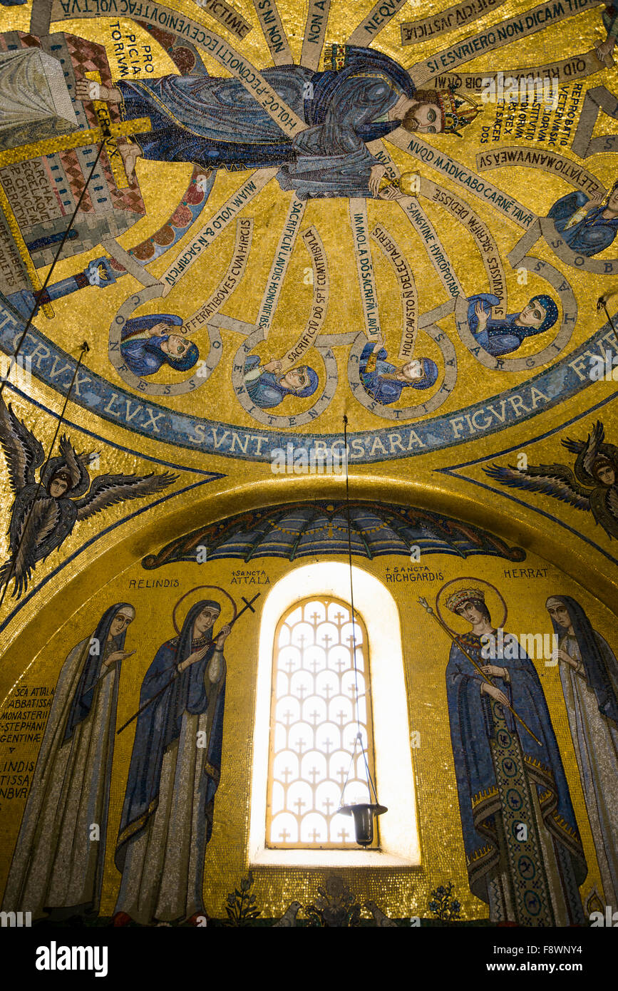 Golden chapel hi-res stock photography and images - Alamy