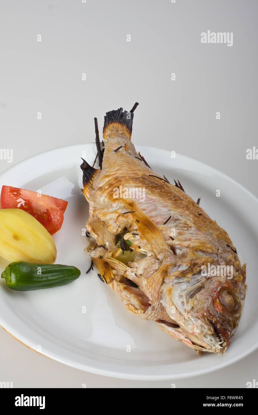 single raw gilthead fish on crushed ice Stock Photo - Alamy