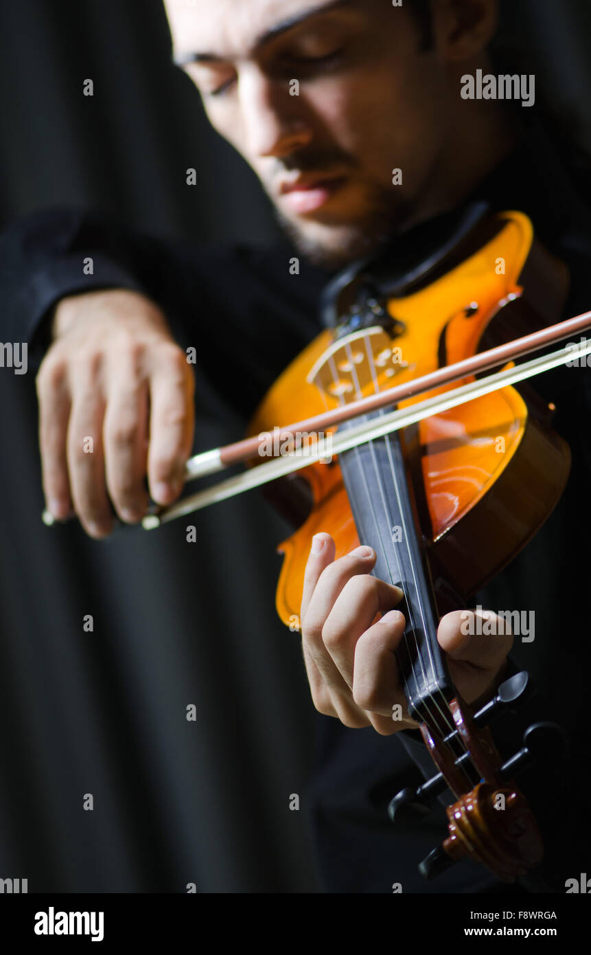 Fiddler playing the violin Stock Photo - Alamy