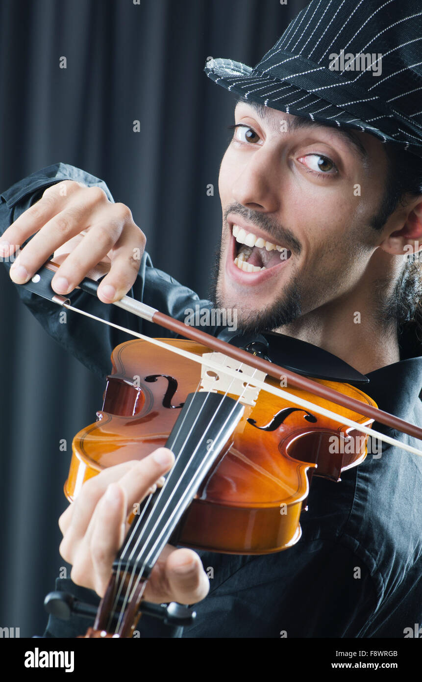 Fiddler playing the violin Stock Photo - Alamy