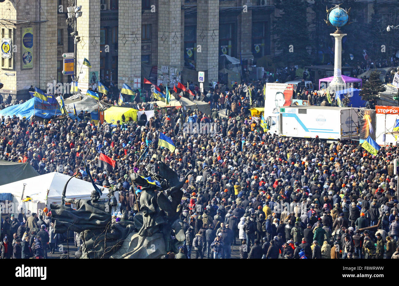 Maidan revolution crowd hi-res stock photography and images - Alamy