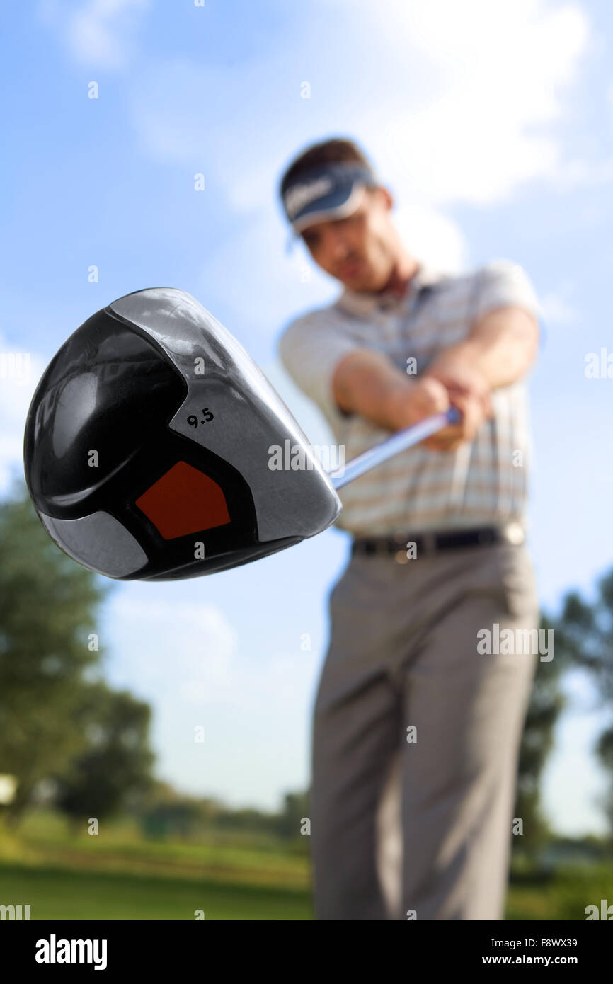 Young man playing golf 20 29 years hi-res stock photography and images ...