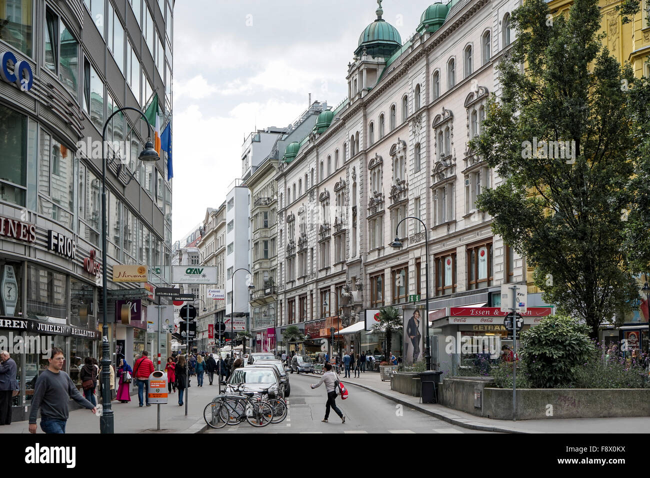 Busy shopping street in Vienna Stock Photo - Alamy