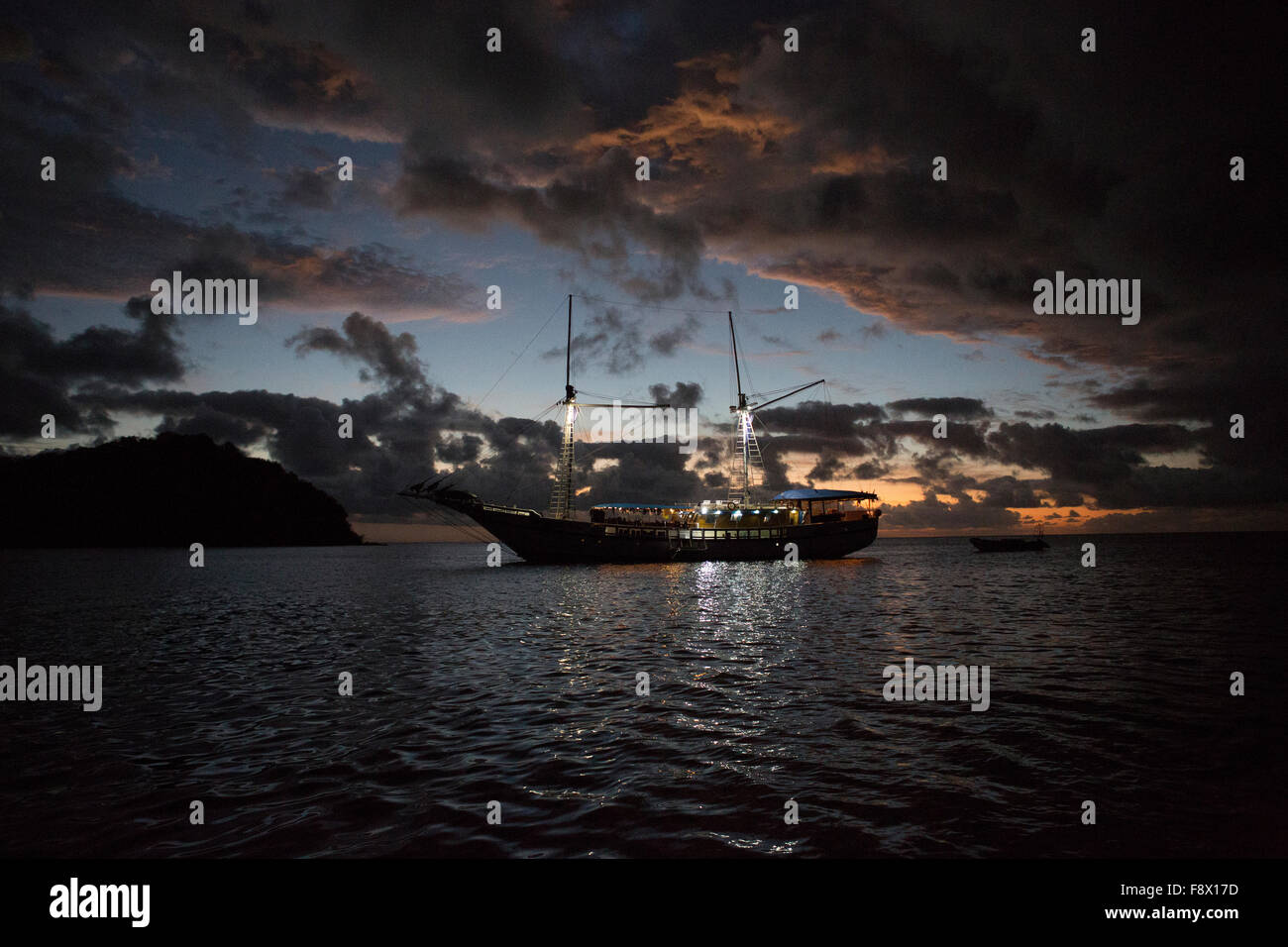 Sailing yacht siren hi-res stock photography and images - Alamy