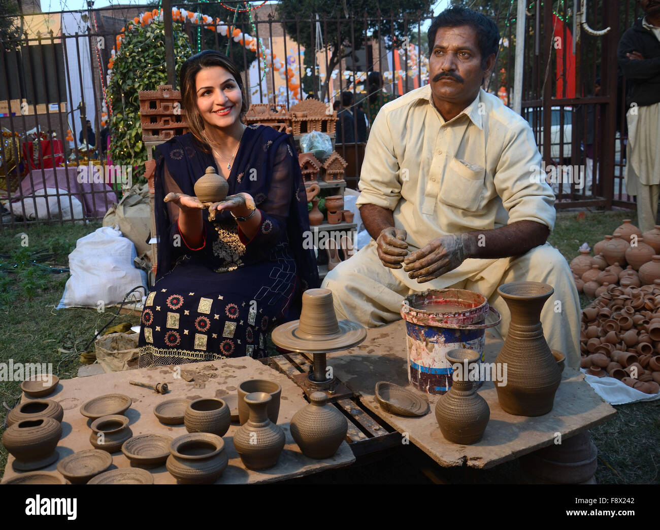Lahore, Pakistan. 11th Dec, 2015. Pakistani visitors enjoys making pot ...