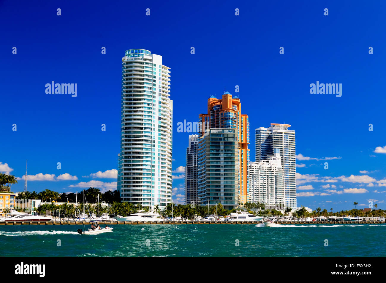 Oceanfront high rise apartment hi-res stock photography and images - Alamy