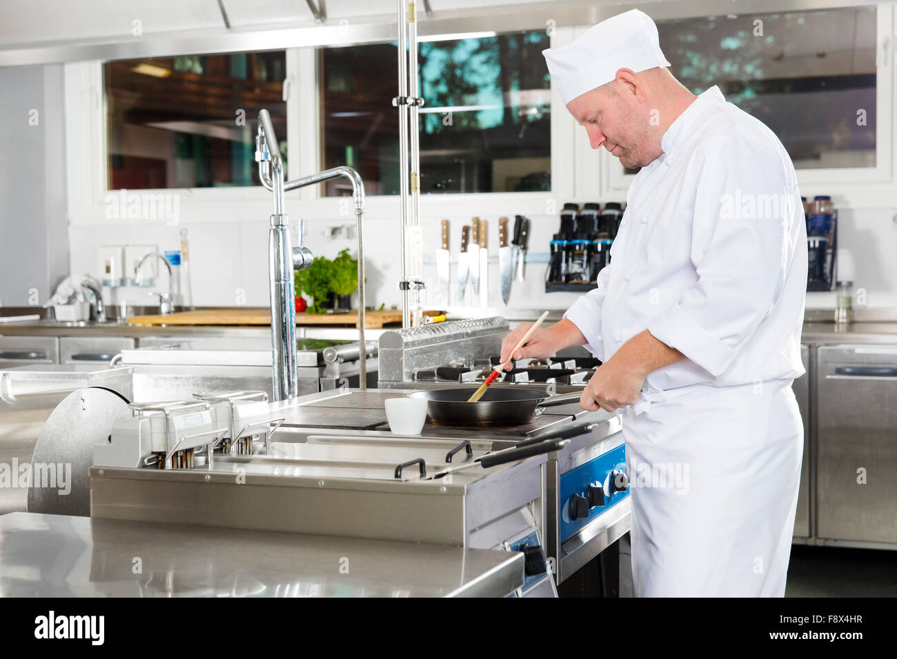 Prepare a dish hi-res stock photography and images - Alamy