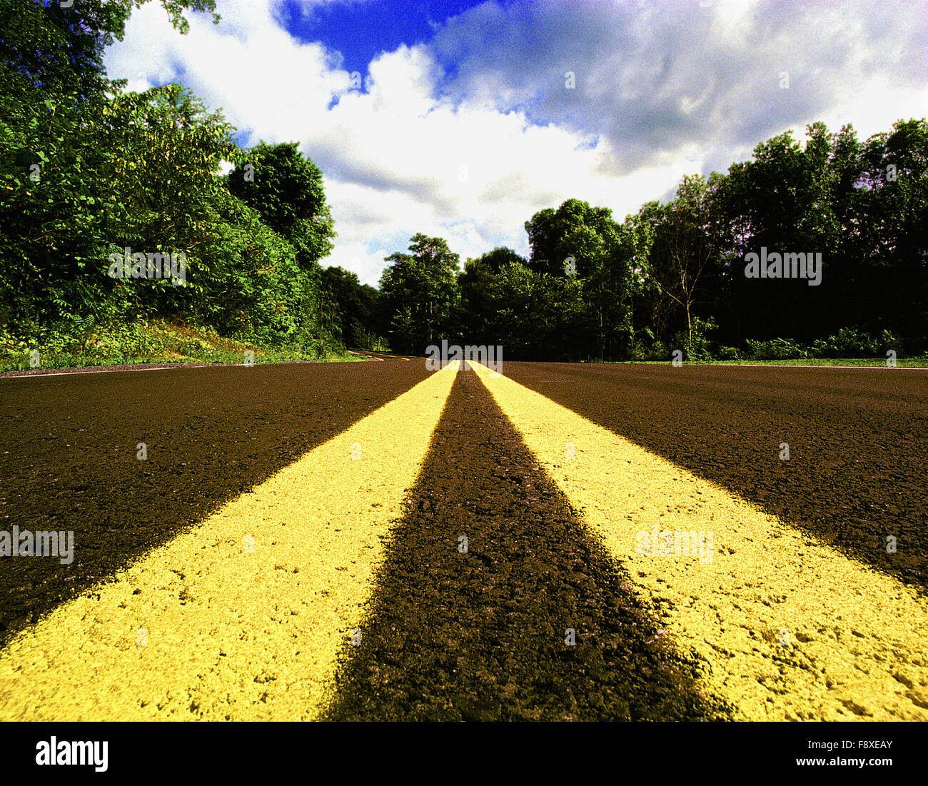 Double yellow divider hi-res stock photography and images - Alamy