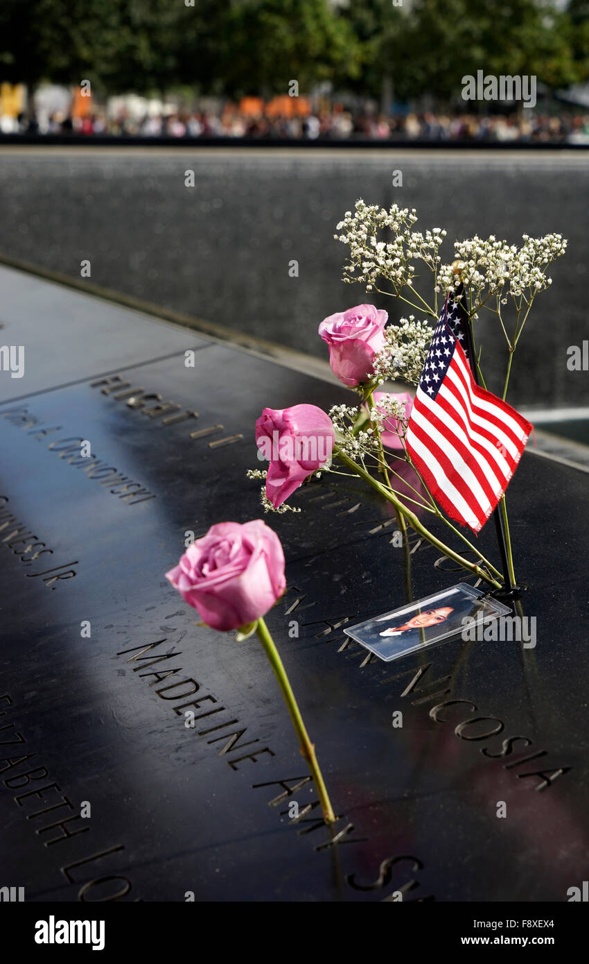 Flowers left national 9 11 memorial hi-res stock photography and images ...